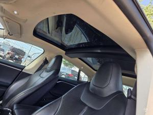 Black Tesla Model S 2014 in Marijampole, with an engine capacity of 0.00 L and mileage of 262 thousand km for 11950 €, photo 16 on AUTOMOTO.COM.LV