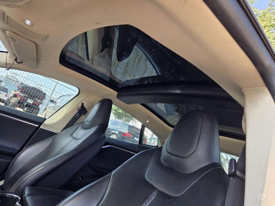 Black Tesla Model S 2014 in Marijampole, with an engine capacity of 0.00 L and mileage of 262 thousand km for 11950 €, photo 16 on AUTOMOTO.COM.LV