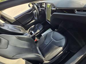 Black Tesla Model S 2014 in Marijampole, with an engine capacity of 0.00 L and mileage of 262 thousand km for 11950 €, photo 18 on AUTOMOTO.COM.LV