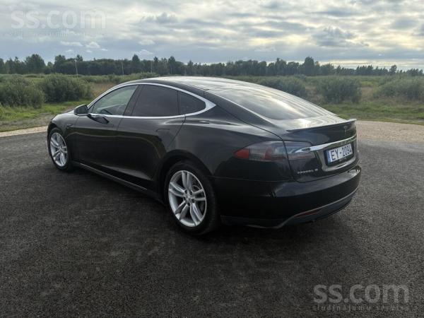 Black Tesla Model S 2014 in Jelgava, with an engine capacity of 0.00 L and mileage of 245 thousand km for 11500 €, photo 2 on AUTOMOTO.COM.LV