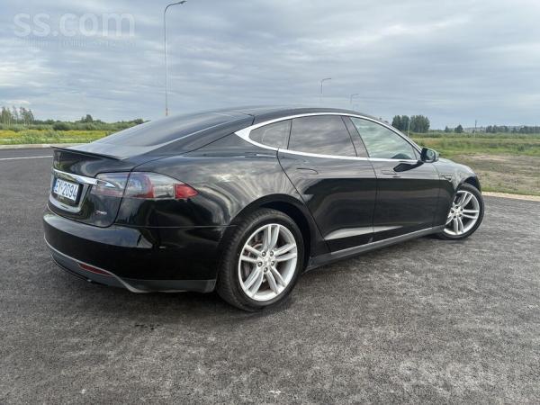 Black Tesla Model S 2014 in Jelgava, with an engine capacity of 0.00 L and mileage of 245 thousand km for 11500 €, photo 3 on AUTOMOTO.COM.LV