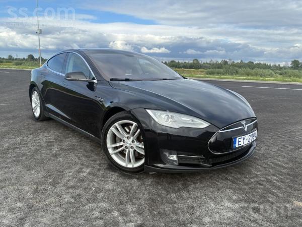Black Tesla Model S 2014 in Jelgava, with an engine capacity of 0.00 L and mileage of 245 thousand km for 11500 €, photo 4 on AUTOMOTO.COM.LV