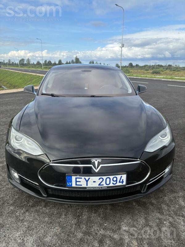 Black Tesla Model S 2014 in Jelgava, with an engine capacity of 0.00 L and mileage of 245 thousand km for 11500 €, photo 5 on AUTOMOTO.COM.LV