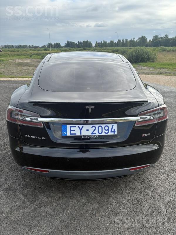 Black Tesla Model S 2014 in Jelgava, with an engine capacity of 0.00 L and mileage of 245 thousand km for 11500 €, photo 6 on AUTOMOTO.COM.LV