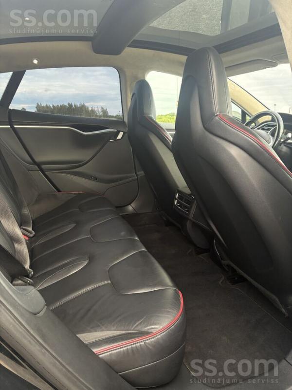 Black Tesla Model S 2014 in Jelgava, with an engine capacity of 0.00 L and mileage of 245 thousand km for 11500 €, photo 8 on AUTOMOTO.COM.LV