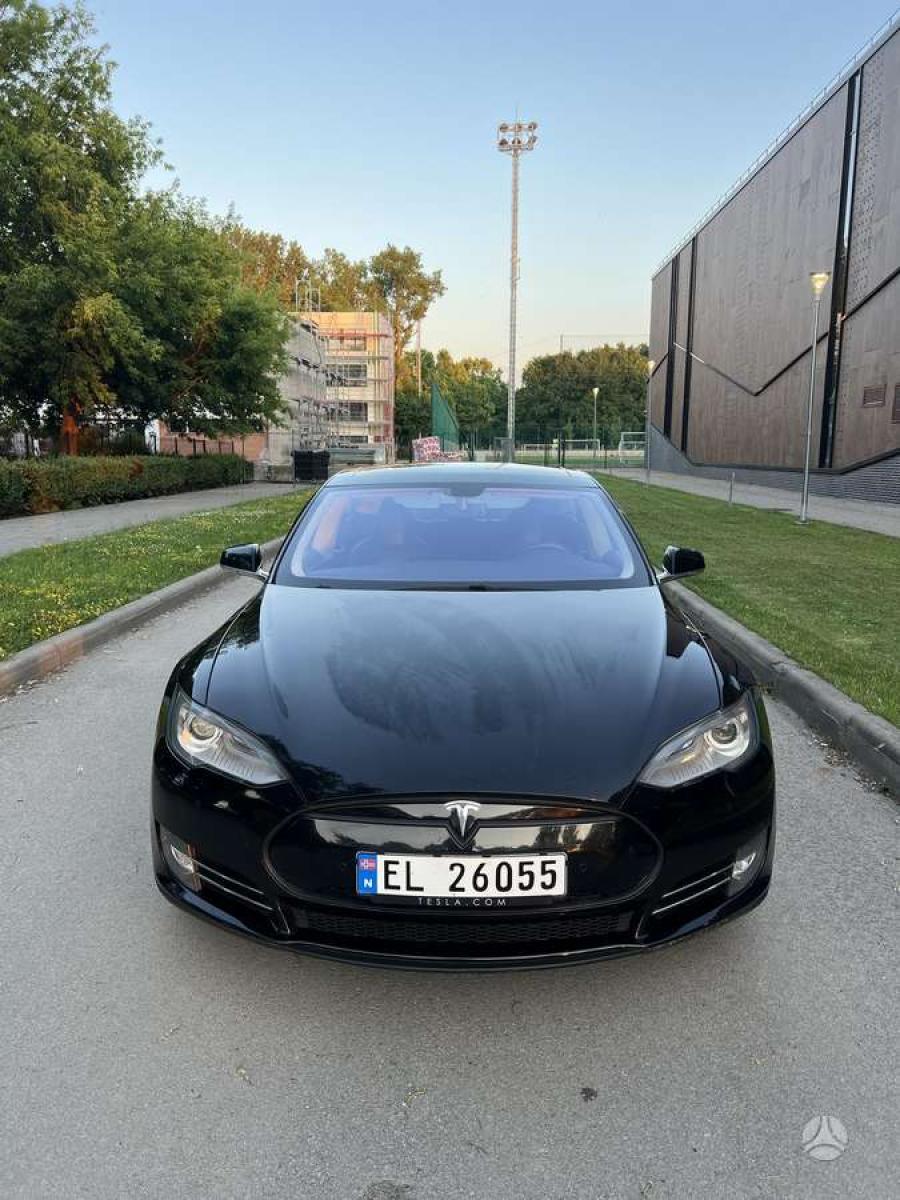 Black Tesla Model S 2014 in Klaipeda, with an engine capacity of 0.00 L and mileage of 205 thousand km for 12400 €, photo 4 on AUTOMOTO.COM.LV