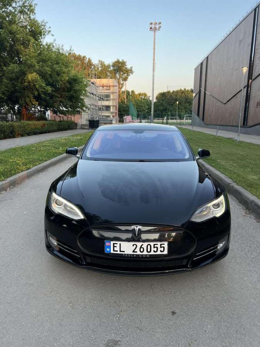 Black Tesla Model S 2014 in Klaipeda, with an engine capacity of 0.00 L and mileage of 205 thousand km for 12400 €, photo 6 on AUTOMOTO.COM.LV