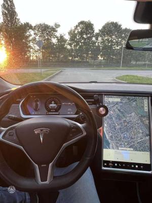 Black Tesla Model S 2014 in Klaipeda, with an engine capacity of 0.00 L and mileage of 205 thousand km for 12400 €, photo 9 on AUTOMOTO.COM.LV