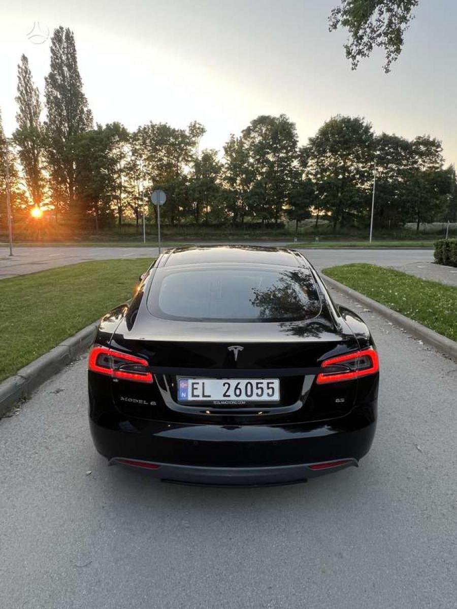 Black Tesla Model S 2014 in Klaipeda, with an engine capacity of 0.00 L and mileage of 205 thousand km for 12400 €, photo 12 on AUTOMOTO.COM.LV