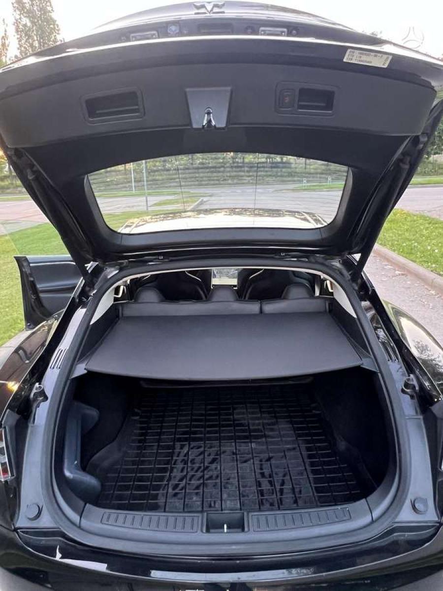 Black Tesla Model S 2014 in Klaipeda, with an engine capacity of 0.00 L and mileage of 205 thousand km for 12400 €, photo 19 on AUTOMOTO.COM.LV