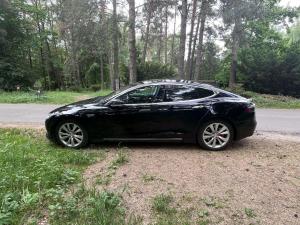 Melns Tesla Model S 2014 Kauņa, ar dzinēja tilpumu 0.00 L un nobraukumu 142 tūkst. km par 12500 €, foto  vietnē AUTOMOTO.COM.LV