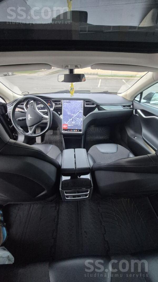 Black Tesla Model S 2014 in Riga, with an engine capacity of 0.00 L and mileage of 164 thousand km for 18600 €, photo 6 on AUTOMOTO.COM.LV
