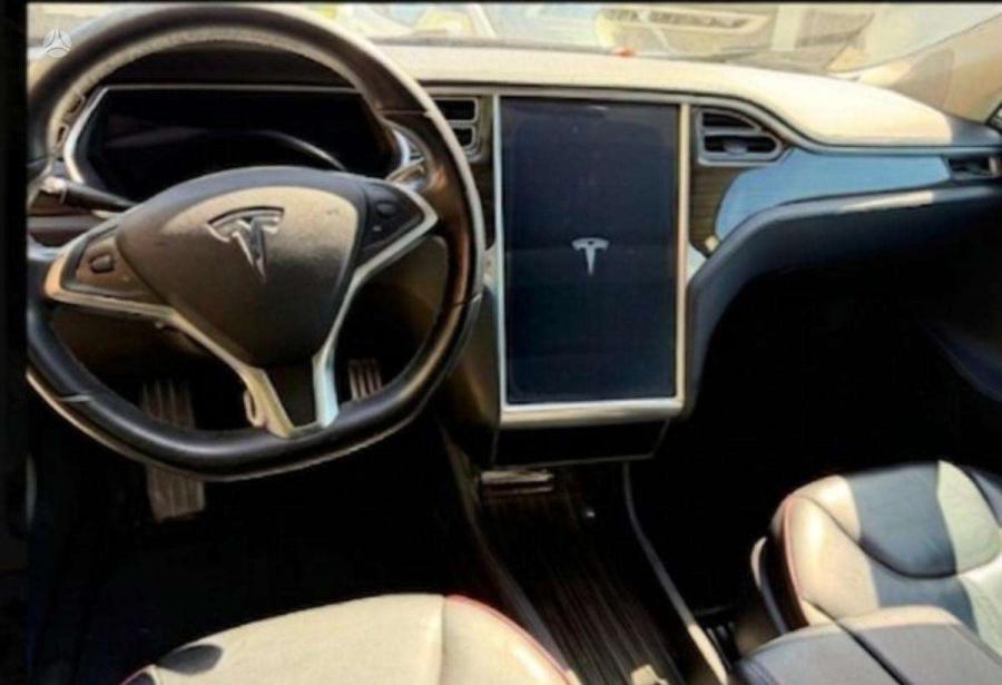 Black Tesla Model S 2014 in Siauliai, with an engine capacity of 0.00 L and mileage of 236 thousand km for 12500 €, photo 3 on AUTOMOTO.COM.LV
