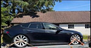 Black Tesla Model S 2014 in Siauliai, with an engine capacity of 0.00 L and mileage of 236 thousand km for 12500 €, photo 4 on AUTOMOTO.COM.LV