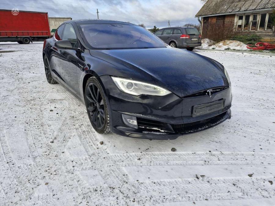 Black Tesla Model S 2015 in Marijampole, with an engine capacity of 0.00 L and mileage of 370 thousand km for 9500 €, photo 1 on AUTOMOTO.COM.LV