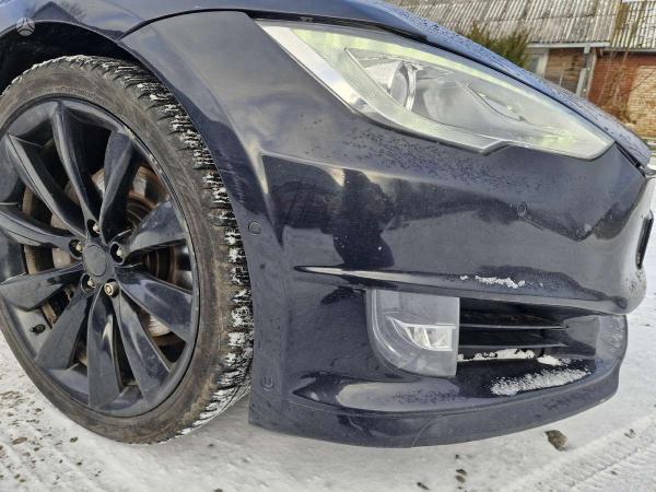 Black Tesla Model S 2015 in Marijampole, with an engine capacity of 0.00 L and mileage of 370 thousand km for 9500 €, photo 2 on AUTOMOTO.COM.LV