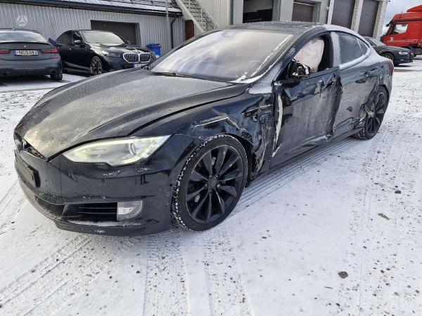 Black Tesla Model S 2015 in Marijampole, with an engine capacity of 0.00 L and mileage of 370 thousand km for 9500 €, photo 7 on AUTOMOTO.COM.LV