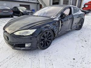 Black Tesla Model S 2015 in Marijampole, with an engine capacity of 0.00 L and mileage of 370 thousand km for 9500 €, photo 7 on AUTOMOTO.COM.LV