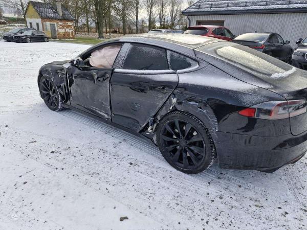 Black Tesla Model S 2015 in Marijampole, with an engine capacity of 0.00 L and mileage of 370 thousand km for 9500 €, photo 8 on AUTOMOTO.COM.LV