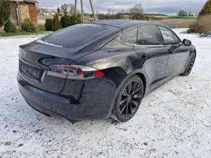 Black Tesla Model S 2015 in Marijampole, with an engine capacity of 0.00 L and mileage of 370 thousand km for 9500 €, photo 9 on AUTOMOTO.COM.LV