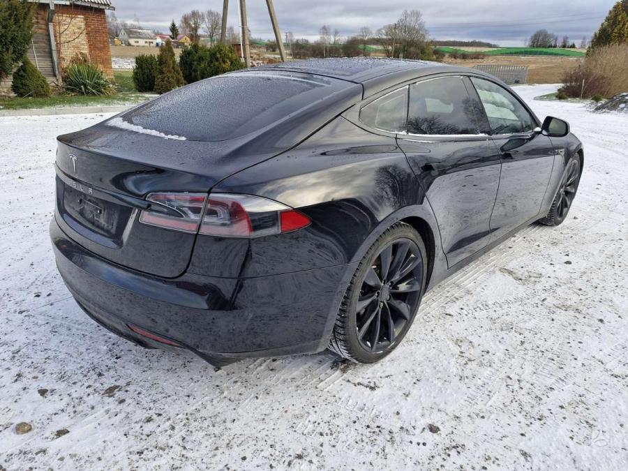 Black Tesla Model S 2015 in Marijampole, with an engine capacity of 0.00 L and mileage of 370 thousand km for 9500 €, photo 9 on AUTOMOTO.COM.LV