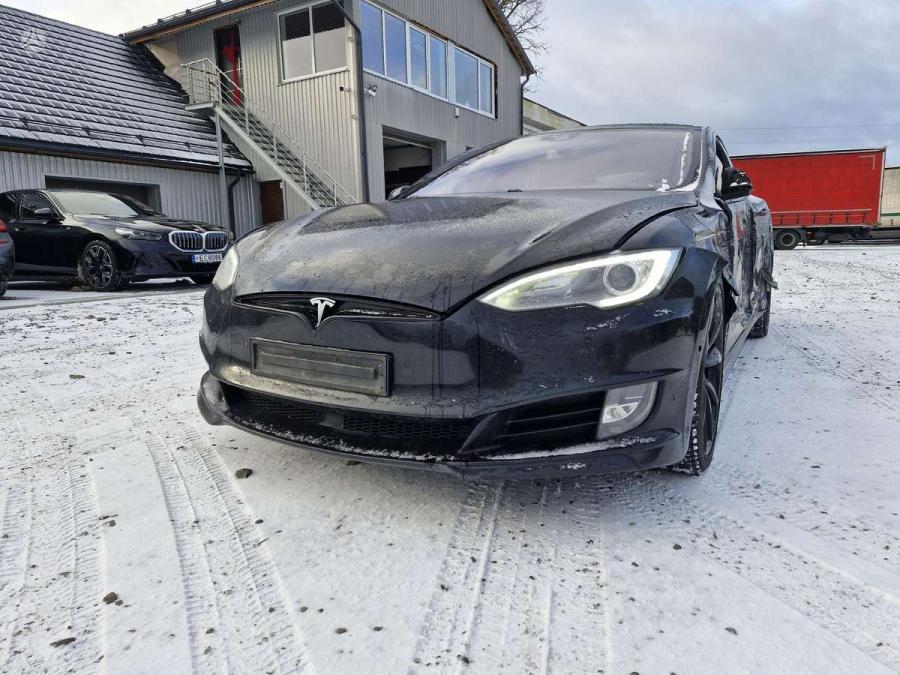 Black Tesla Model S 2015 in Marijampole, with an engine capacity of 0.00 L and mileage of 370 thousand km for 9500 €, photo 10 on AUTOMOTO.COM.LV