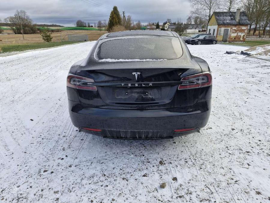 Black Tesla Model S 2015 in Marijampole, with an engine capacity of 0.00 L and mileage of 370 thousand km for 9500 €, photo 12 on AUTOMOTO.COM.LV