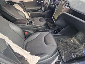Black Tesla Model S 2015 in Marijampole, with an engine capacity of 0.00 L and mileage of 370 thousand km for 9500 €, photo 17 on AUTOMOTO.COM.LV