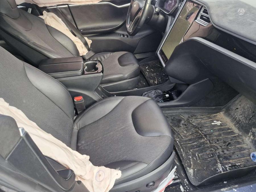 Black Tesla Model S 2015 in Marijampole, with an engine capacity of 0.00 L and mileage of 370 thousand km for 9500 €, photo 17 on AUTOMOTO.COM.LV