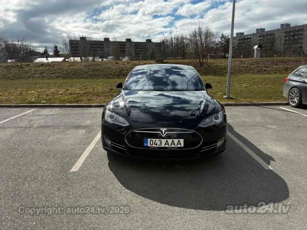 Black Tesla Model S 2015 in Tallinn, with an engine capacity of 0.00 L and mileage of 161 thousand km for 24999 €, photo 4 on AUTOMOTO.COM.LV