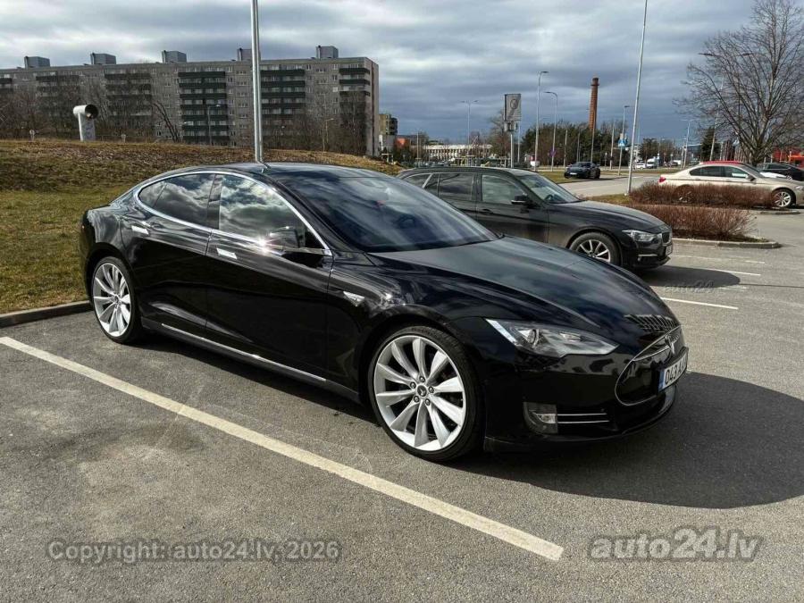 Black Tesla Model S 2015 in Tallinn, with an engine capacity of 0.00 L and mileage of 161 thousand km for 24999 €, photo 7 on AUTOMOTO.COM.LV