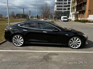 Black Tesla Model S 2015 in Tallinn, with an engine capacity of 0.00 L and mileage of 161 thousand km for 24999 €, photo 12 on AUTOMOTO.COM.LV