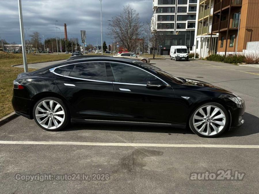 Black Tesla Model S 2015 in Tallinn, with an engine capacity of 0.00 L and mileage of 161 thousand km for 24999 €, photo 12 on AUTOMOTO.COM.LV