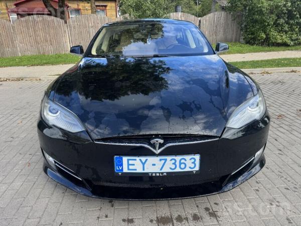 Black Tesla Model S 2015 in Rezekne, with an engine capacity of 0.00 L and mileage of 536 thousand km for 15500 €, photo 4 on AUTOMOTO.COM.LV