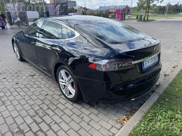 Black Tesla Model S 2015 in Rezekne, with an engine capacity of 0.00 L and mileage of 536 thousand km for 15500 €, photo 6 on AUTOMOTO.COM.LV