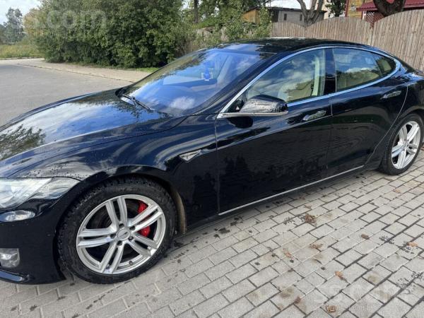 Black Tesla Model S 2015 in Rezekne, with an engine capacity of 0.00 L and mileage of 536 thousand km for 15500 €, photo 7 on AUTOMOTO.COM.LV