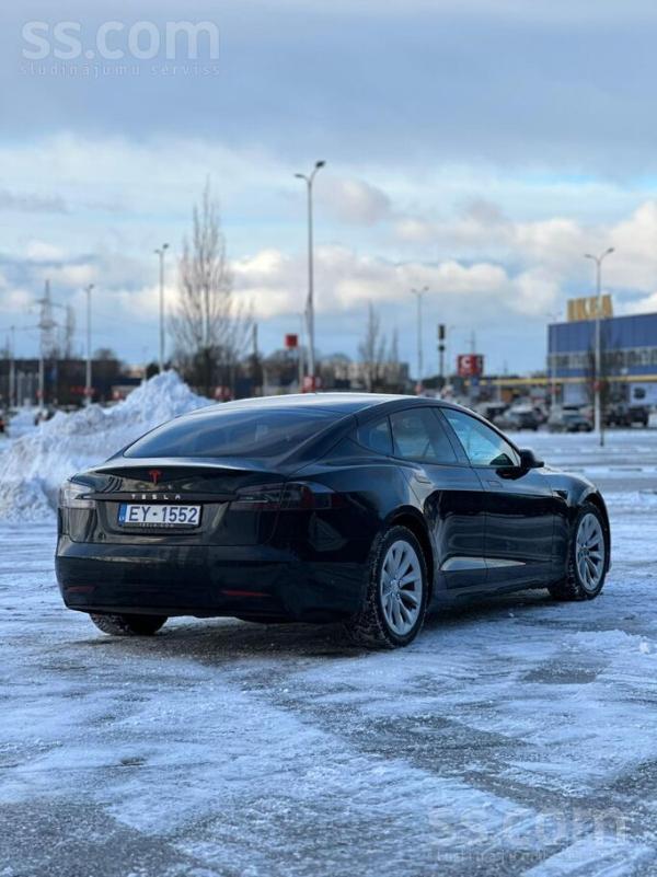 Black Tesla Model S 2017 in Riga, with an engine capacity of 0.00 L and mileage of 175 thousand km for 20900 €, photo 4 on AUTOMOTO.COM.LV