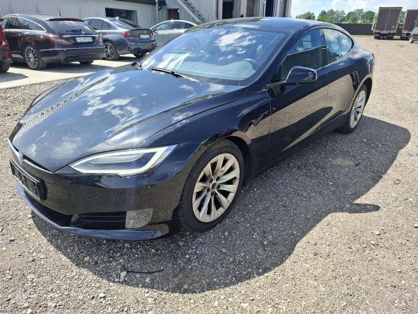 Black Tesla Model S 2017 in Marijampole, with an engine capacity of 0.00 L and mileage of 234 thousand km for 9100 €, photo 2 on AUTOMOTO.COM.LV