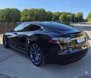 Black Tesla Model S 2017 in Kaunas, with an engine capacity of 0.00 L and mileage of 130 thousand km for 22999 €, photo 4 on AUTOMOTO.COM.LV