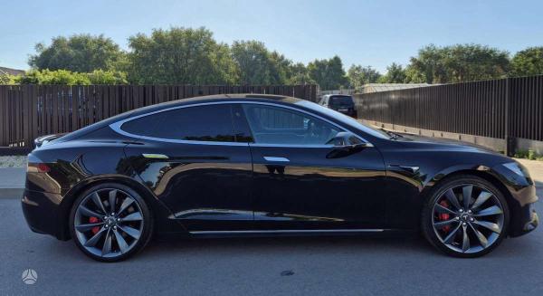 Black Tesla Model S 2017 in Kaunas, with an engine capacity of 0.00 L and mileage of 130 thousand km for 22999 €, photo 4 on AUTOMOTO.COM.LV