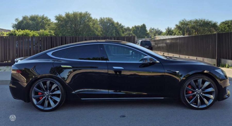 Black Tesla Model S 2017 in Kaunas, with an engine capacity of 0.00 L and mileage of 130 thousand km for 22999 €, photo 5 on AUTOMOTO.COM.LV
