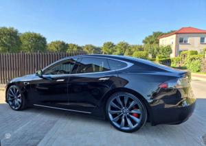 Black Tesla Model S 2017 in Kaunas, with an engine capacity of 0.00 L and mileage of 130 thousand km for 22999 €, photo 6 on AUTOMOTO.COM.LV