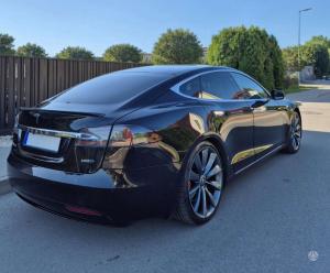 Black Tesla Model S 2017 in Kaunas, with an engine capacity of 0.00 L and mileage of 130 thousand km for 22999 €, photo 7 on AUTOMOTO.COM.LV