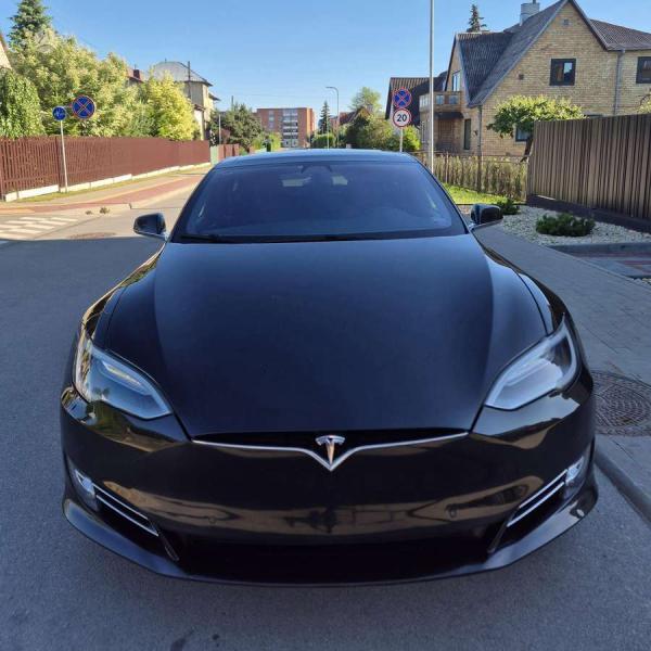 Black Tesla Model S 2017 in Kaunas, with an engine capacity of 0.00 L and mileage of 130 thousand km for 22999 €, photo 7 on AUTOMOTO.COM.LV