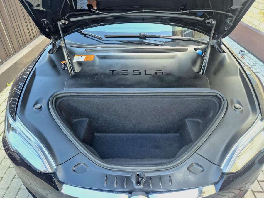Black Tesla Model S 2017 in Kaunas, with an engine capacity of 0.00 L and mileage of 130 thousand km for 22999 €, photo 10 on AUTOMOTO.COM.LV