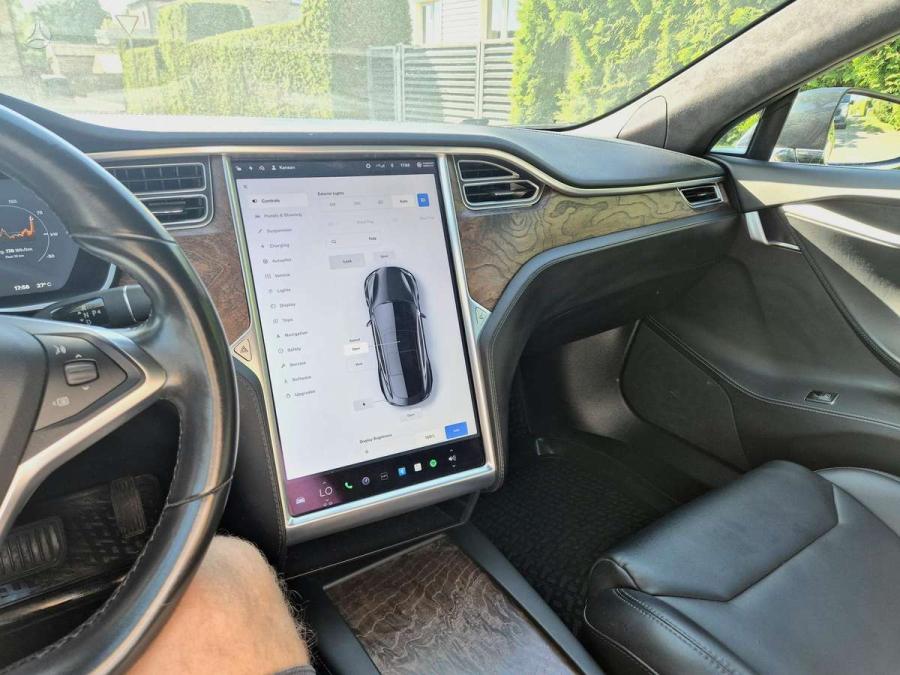 Black Tesla Model S 2017 in Kaunas, with an engine capacity of 0.00 L and mileage of 130 thousand km for 22999 €, photo 13 on AUTOMOTO.COM.LV