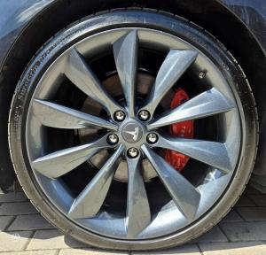 Black Tesla Model S 2017 in Kaunas, with an engine capacity of 0.00 L and mileage of 130 thousand km for 22999 €, photo 17 on AUTOMOTO.COM.LV