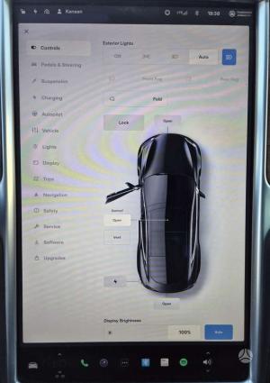 Black Tesla Model S 2017 in Kaunas, with an engine capacity of 0.00 L and mileage of 130 thousand km for 22999 €, photo 22 on AUTOMOTO.COM.LV