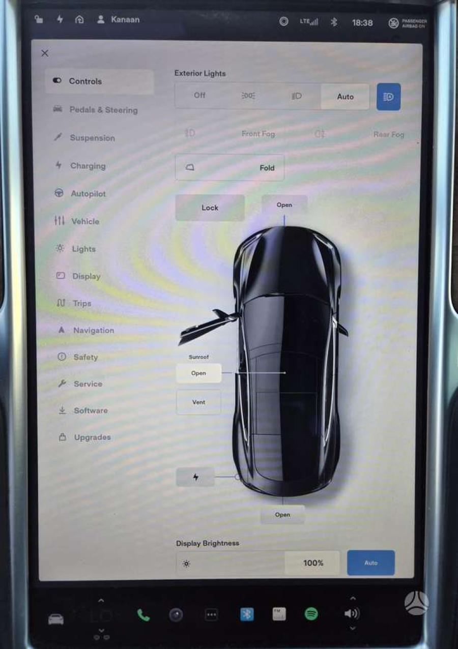 Black Tesla Model S 2017 in Kaunas, with an engine capacity of 0.00 L and mileage of 130 thousand km for 22999 €, photo 22 on AUTOMOTO.COM.LV