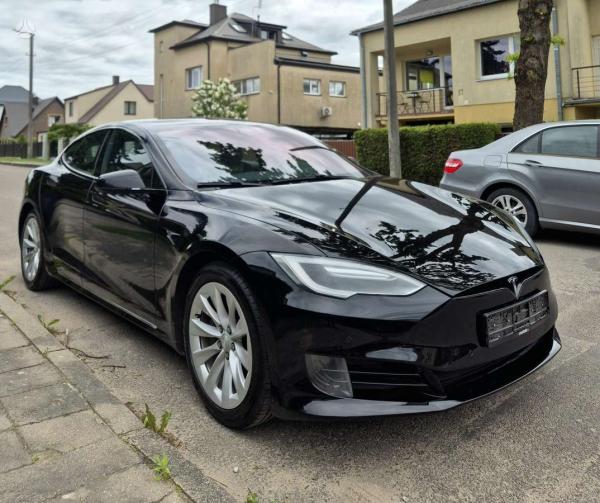 Black Tesla Model S 2017 in Kaunas, with an engine capacity of 0.00 L and mileage of 186 thousand km for 15999 €, photo 3 on AUTOMOTO.COM.LV